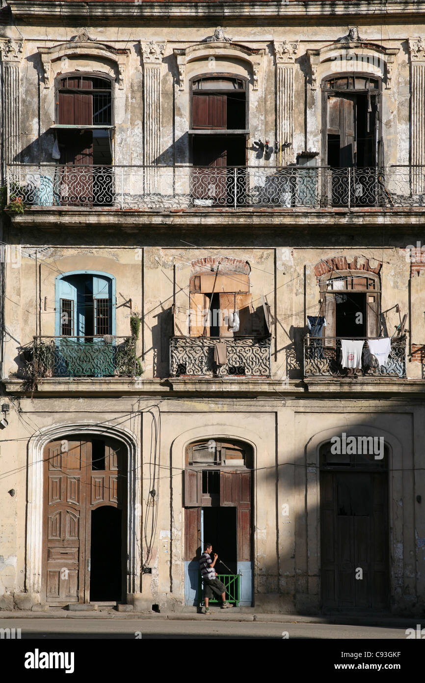 Abandoned colonial house the historical centre of Havana, Cuba Stock ...