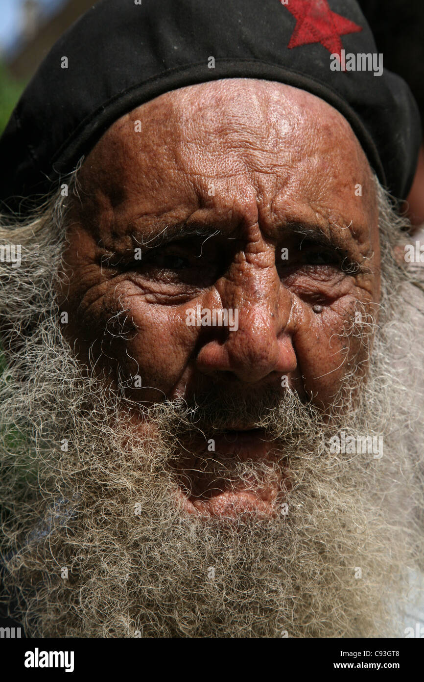 Old Cuban man in the historical centre of Havana, Cuba Stock Photo - Alamy