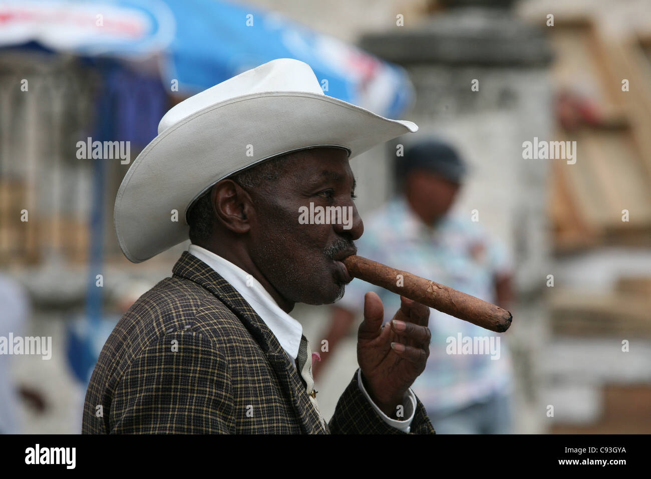 Old black man smoking cuban High Resolution Stock Photography and ...