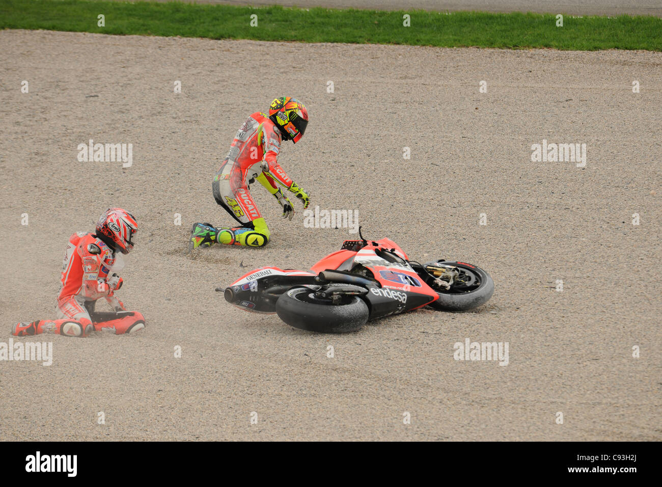 Crash at turn 1 at the Valencia Moto GP involving Valentino Rossi 46 ...