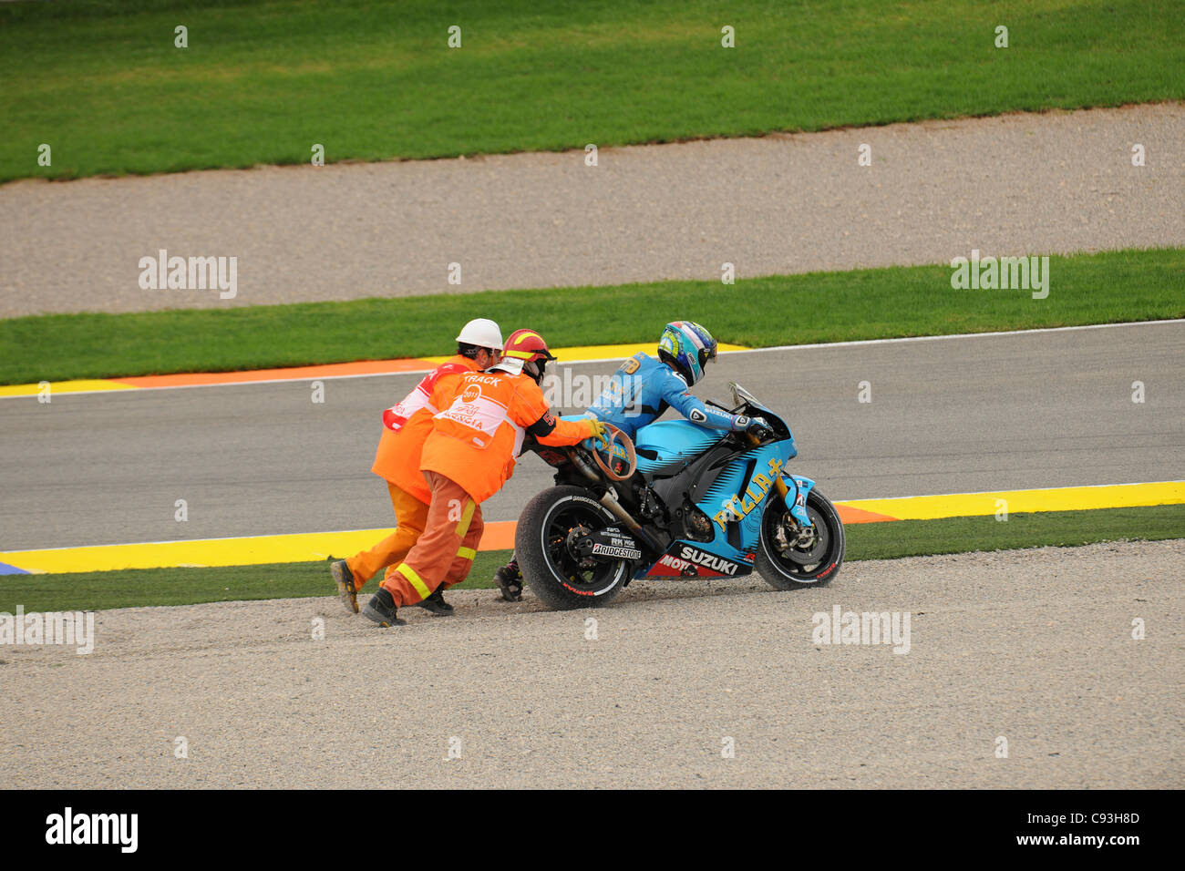 Crash at turn 1 at the Valencia Moto GP involving Valentino Rossi 46 ...