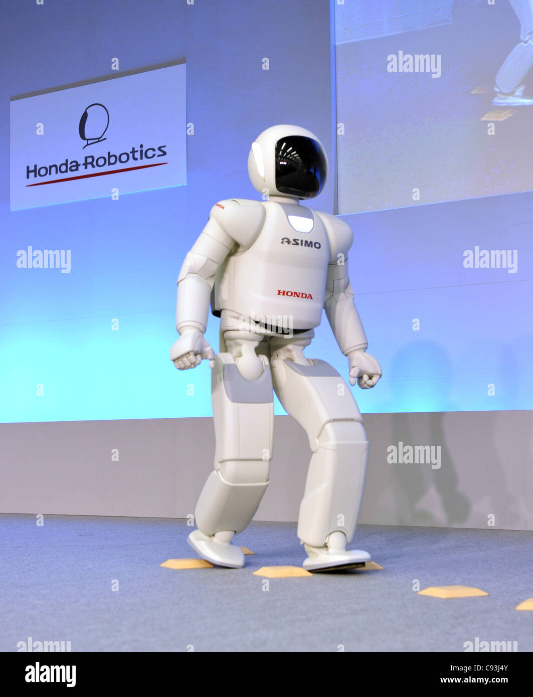 November 8, 2011, Wako, Japan - Asimo, Hondas revamped human-shaped ...