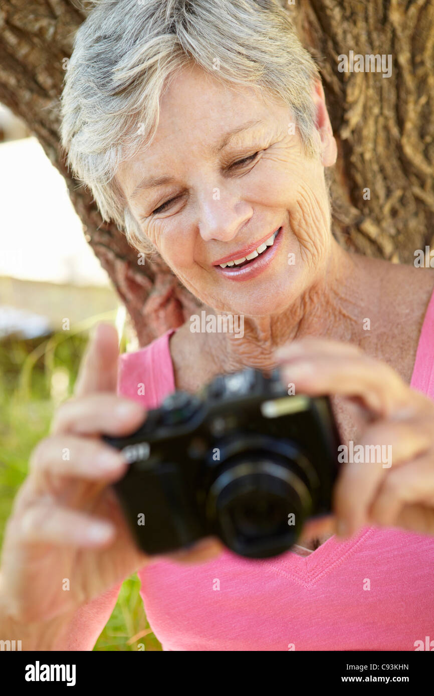 Older woman slr camera hi-res stock photography and images - Alamy