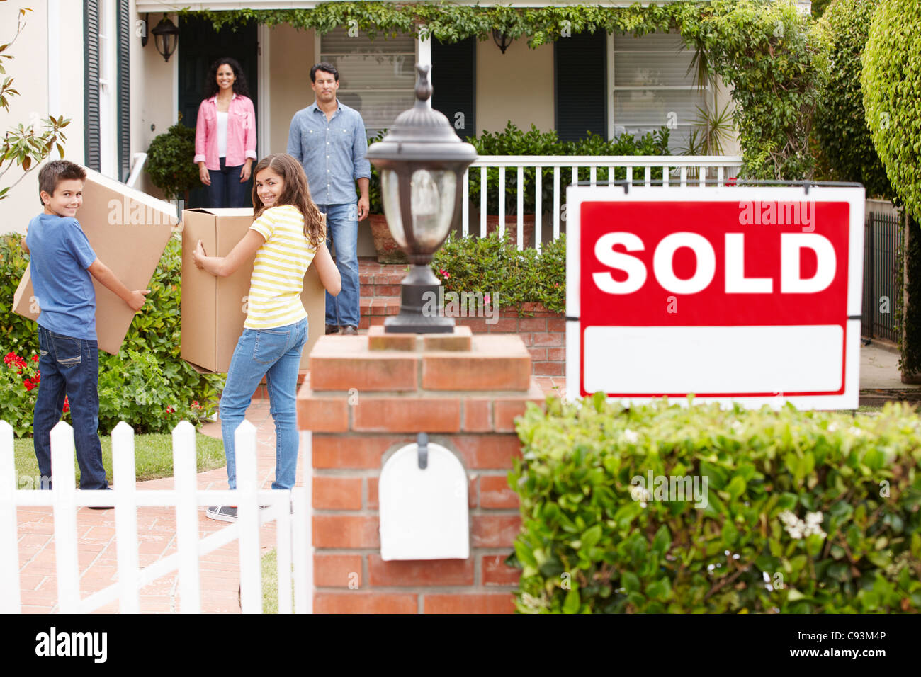 Family moving into new home Stock Photo - Alamy