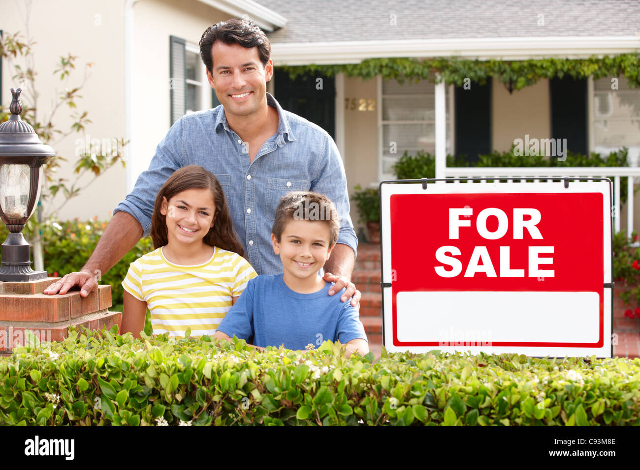 Sale sign outside family house hi-res stock photography and images - Alamy