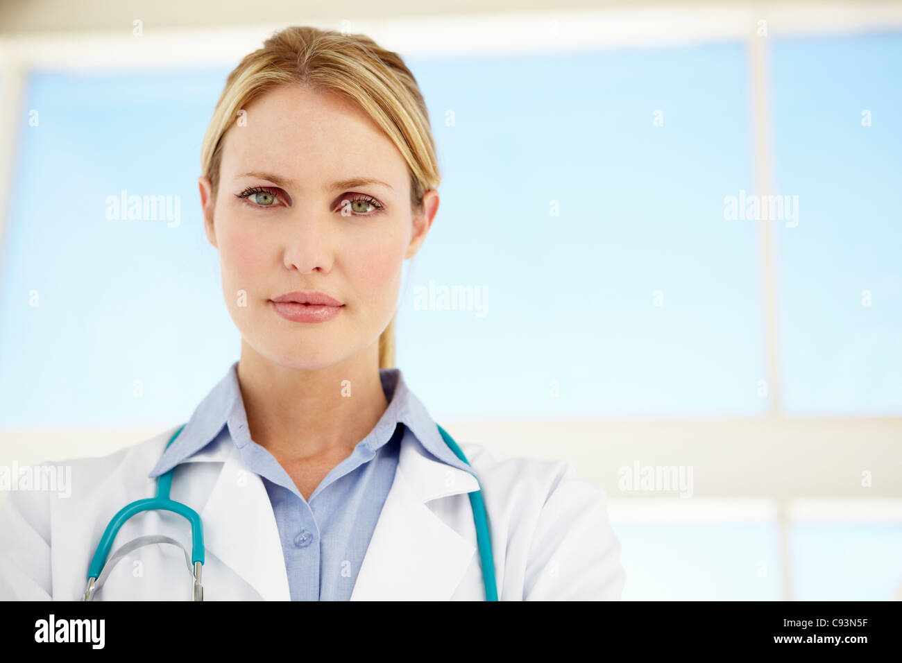 Doctor female in uniform hi-res stock photography and images - Alamy