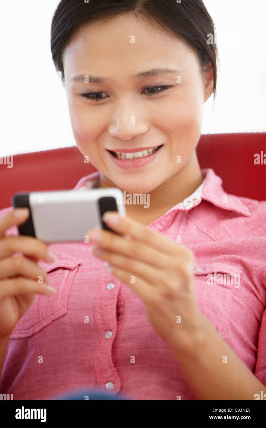 Young woman texting Stock Photo - Alamy
