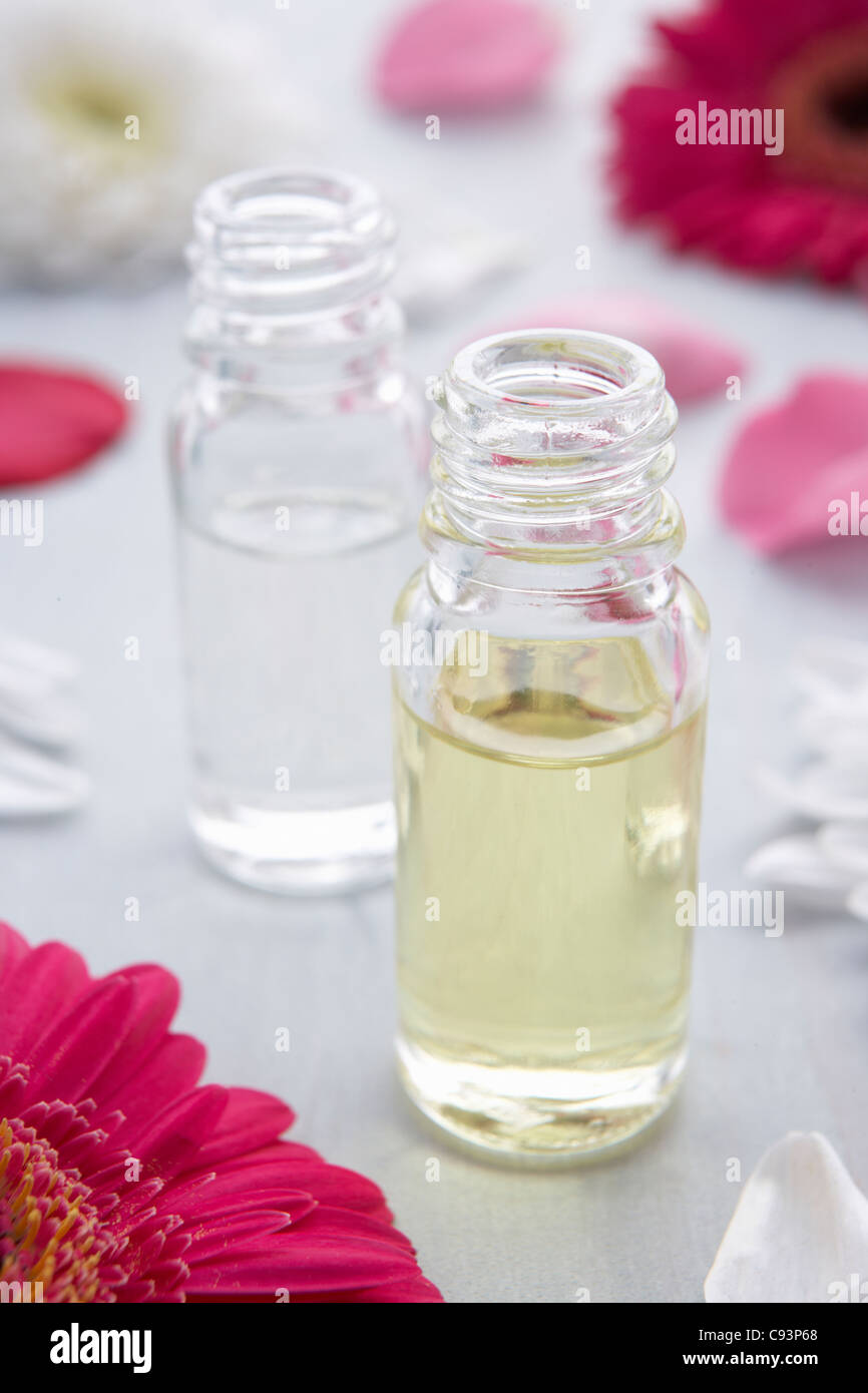 Perfume bottle flowers hi-res stock photography and images - Alamy