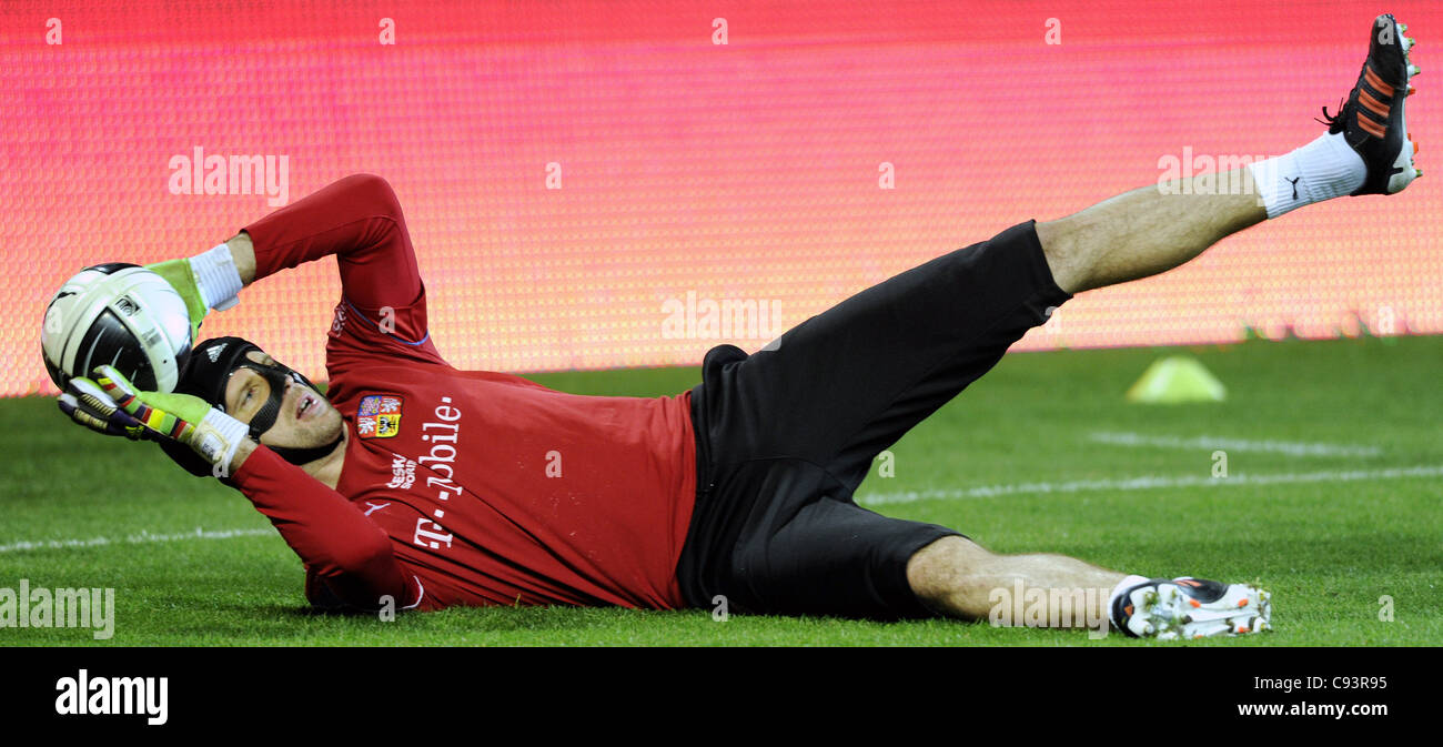 Czech national soccer goalkeeper Petr Cech practises with a new mask ...