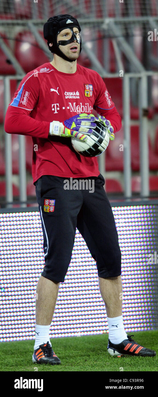 Czech national soccer goalkeeper Petr Cech practises with a new mask ...