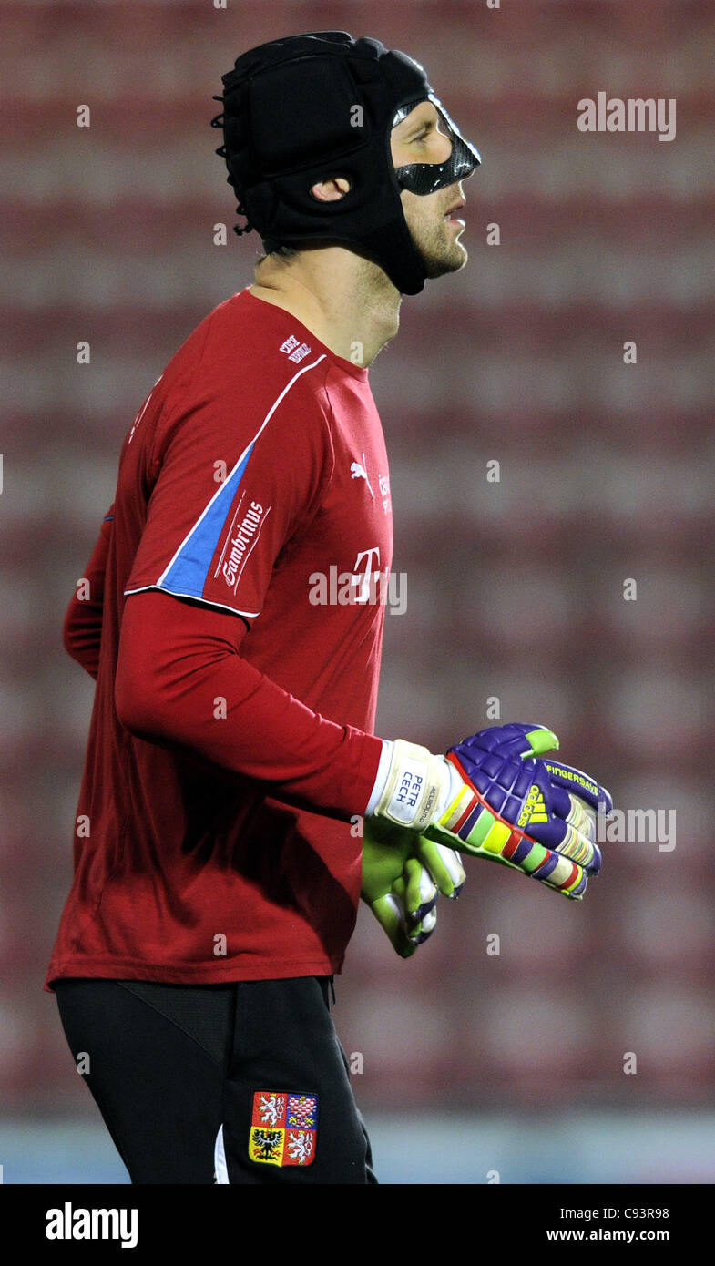 Czech national soccer goalkeeper Petr Cech practises with a new mask ...