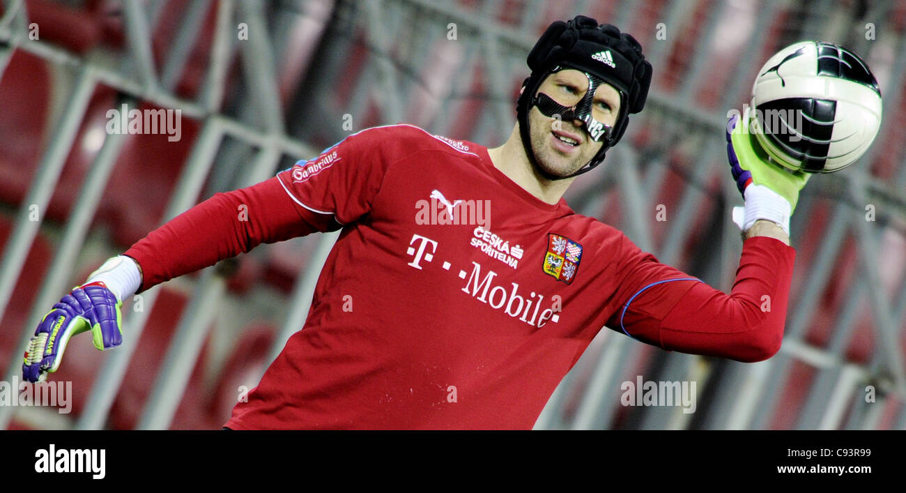 Czech national soccer goalkeeper Petr Cech practises with a new mask ...