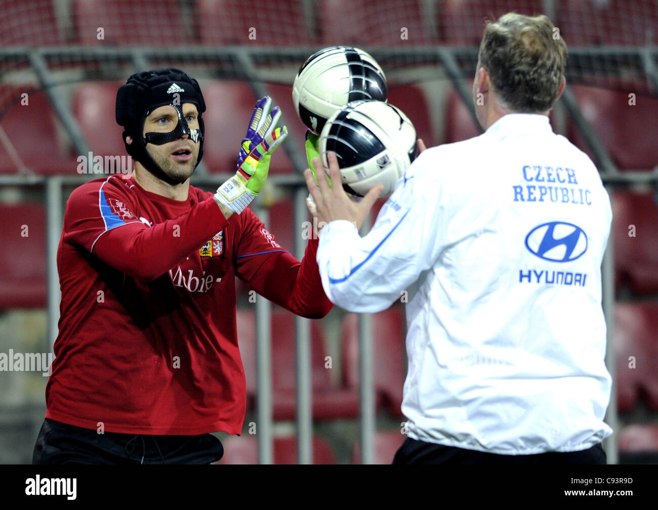 Goalkeeper mask hi-res stock photography and images - Alamy