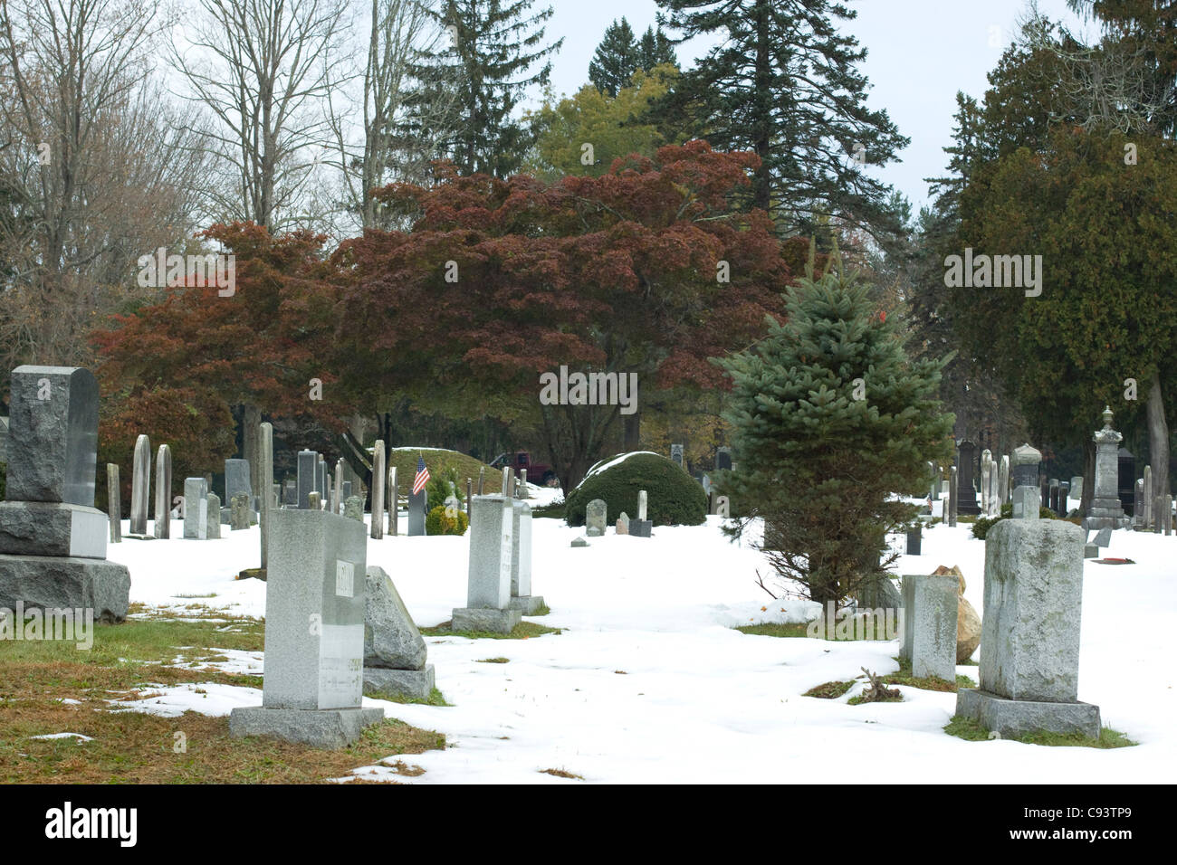 Snowing in graveyard hi-res stock photography and images - Alamy