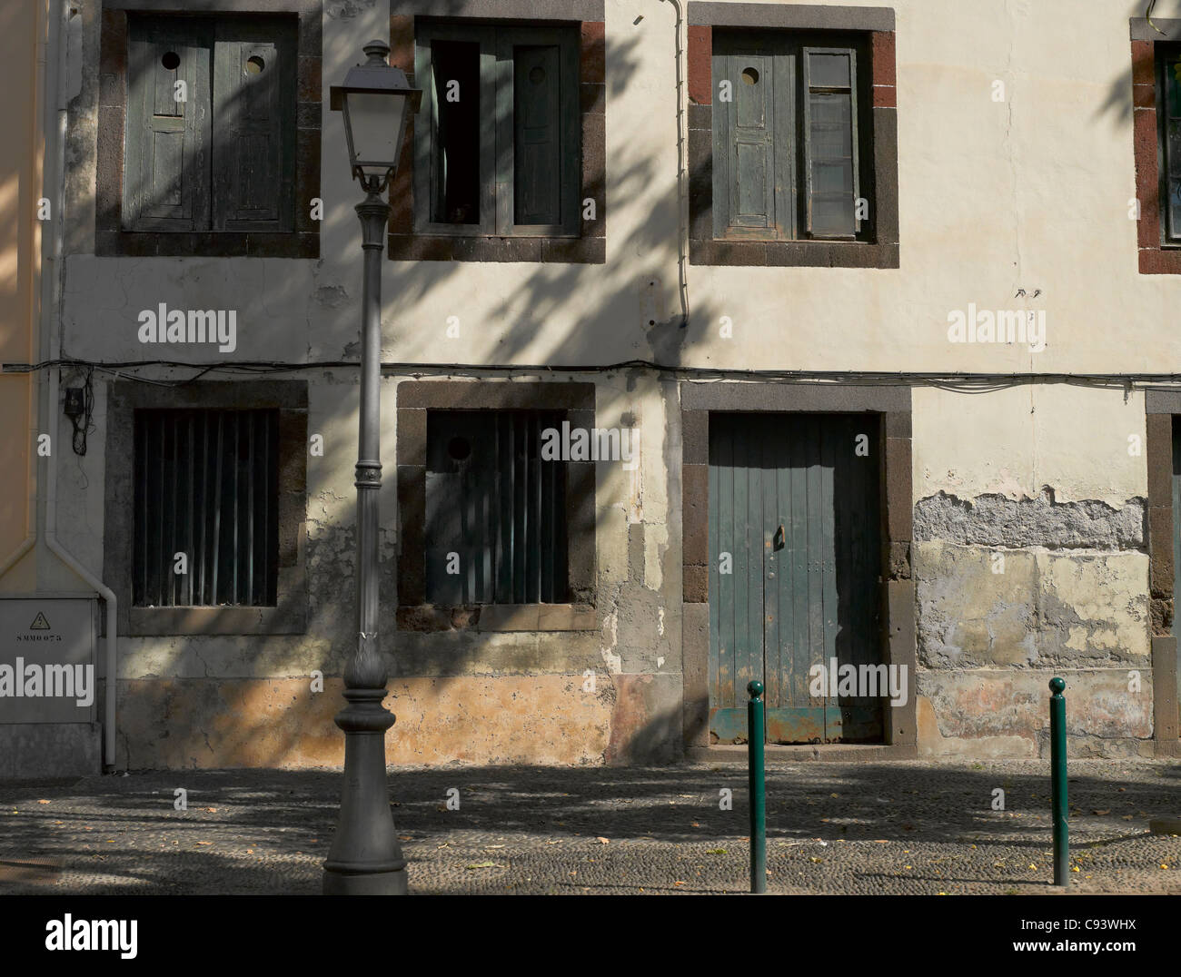Old rundown buildings hi-res stock photography and images - Alamy