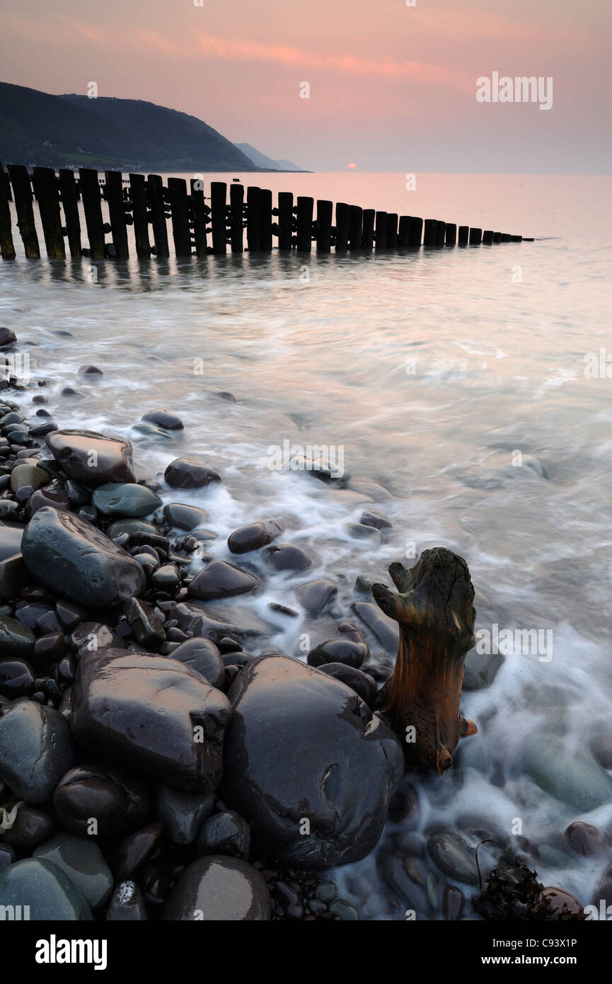 Incoming tide at sunset on Bossington Beach, Exmoor, Devon, UK Stock ...