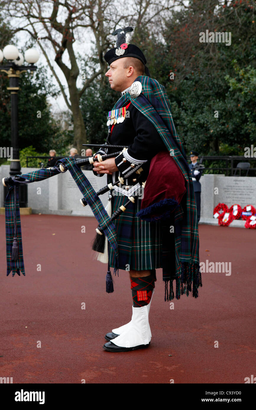 Military bagpiper hi-res stock photography and images - Alamy