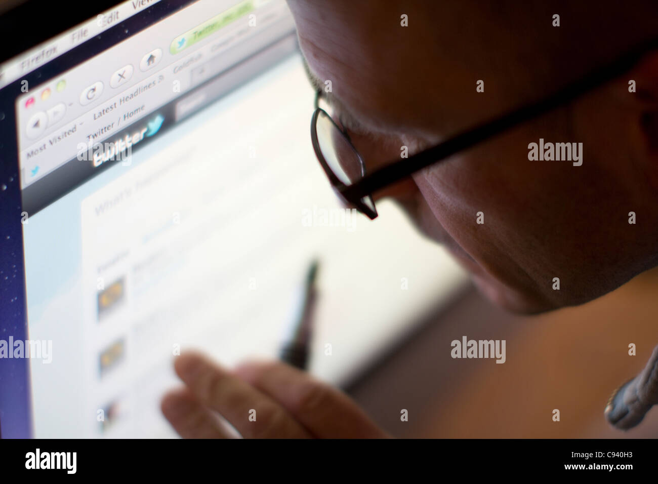Twitter on desktop hi-res stock photography and images - Alamy