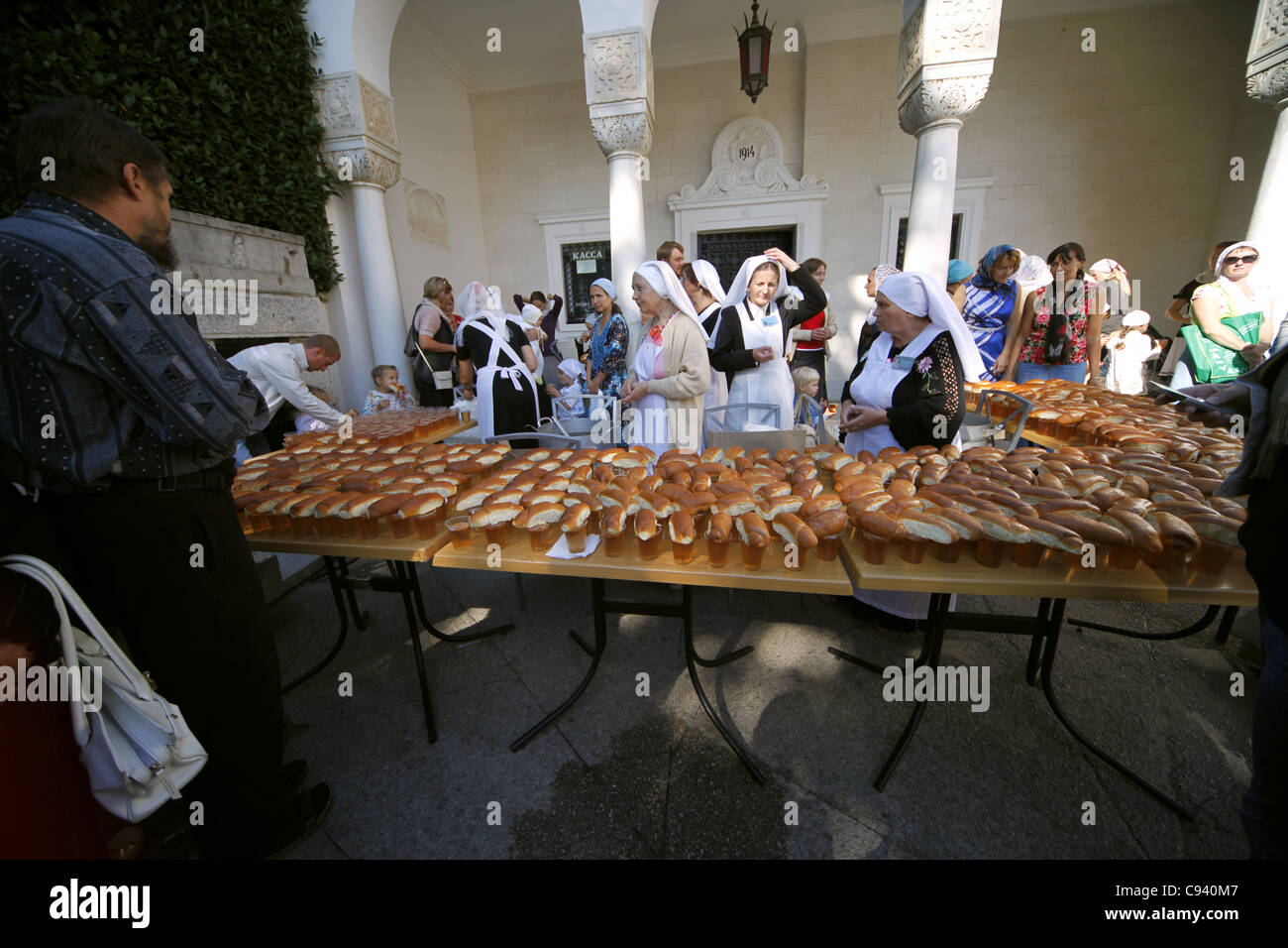 Give giving out guides or brochures hi-res stock photography and images ...