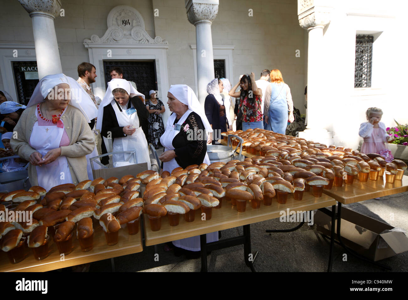 Give giving out guides or brochures hi-res stock photography and images ...