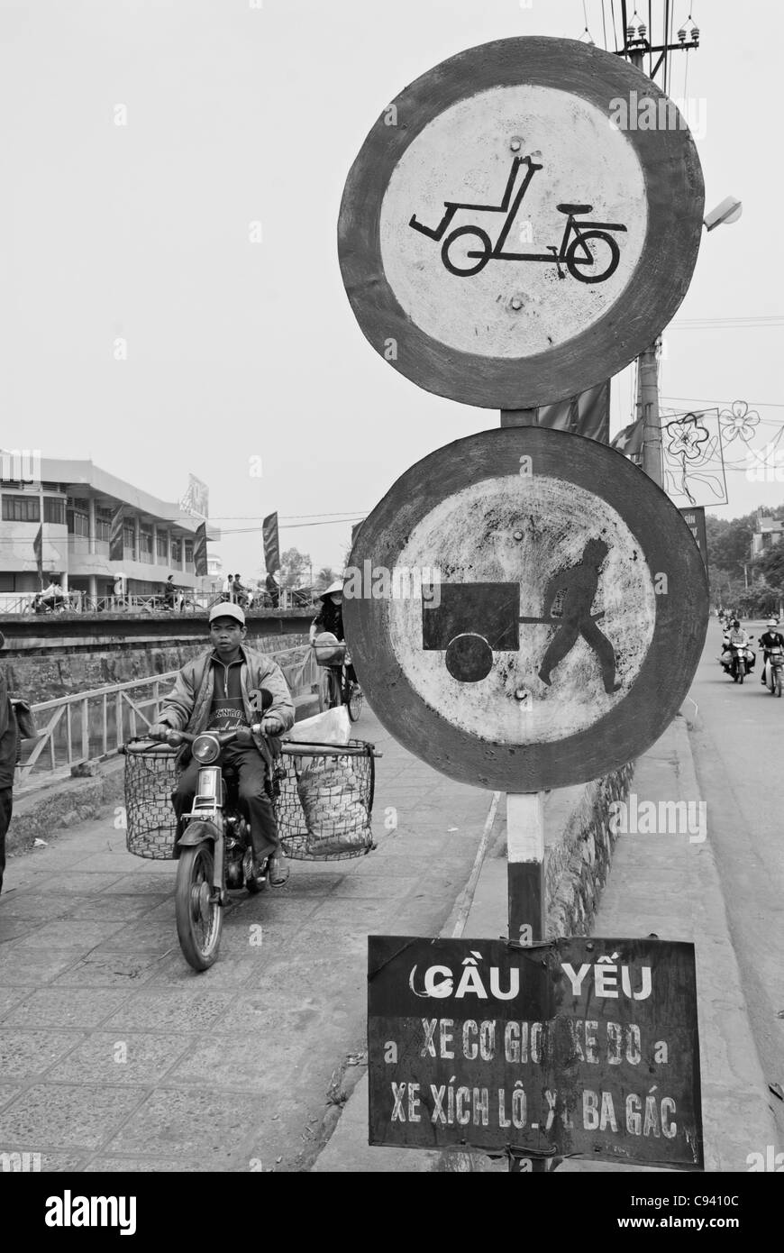Asia, Vietnam, Ninh Binh. Road traffic and road signs Stock Photo - Alamy