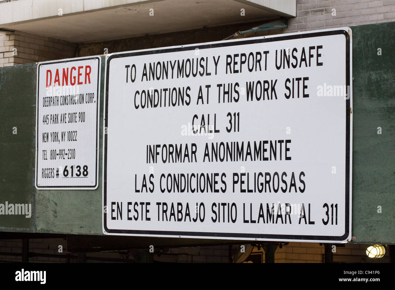 Sign warning danger unsafe building hi-res stock photography and images ...