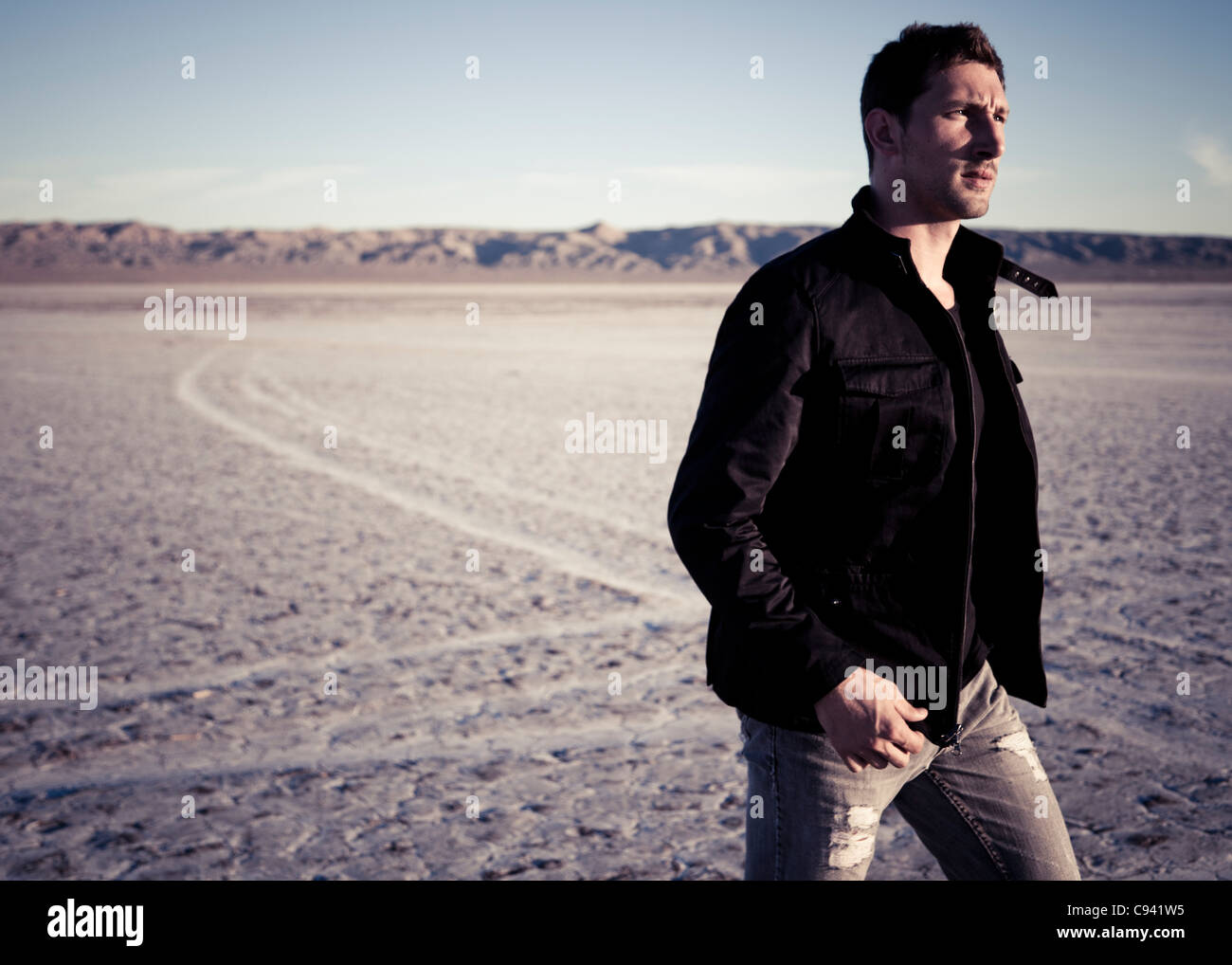Guy walking in the desert hi-res stock photography and images - Alamy