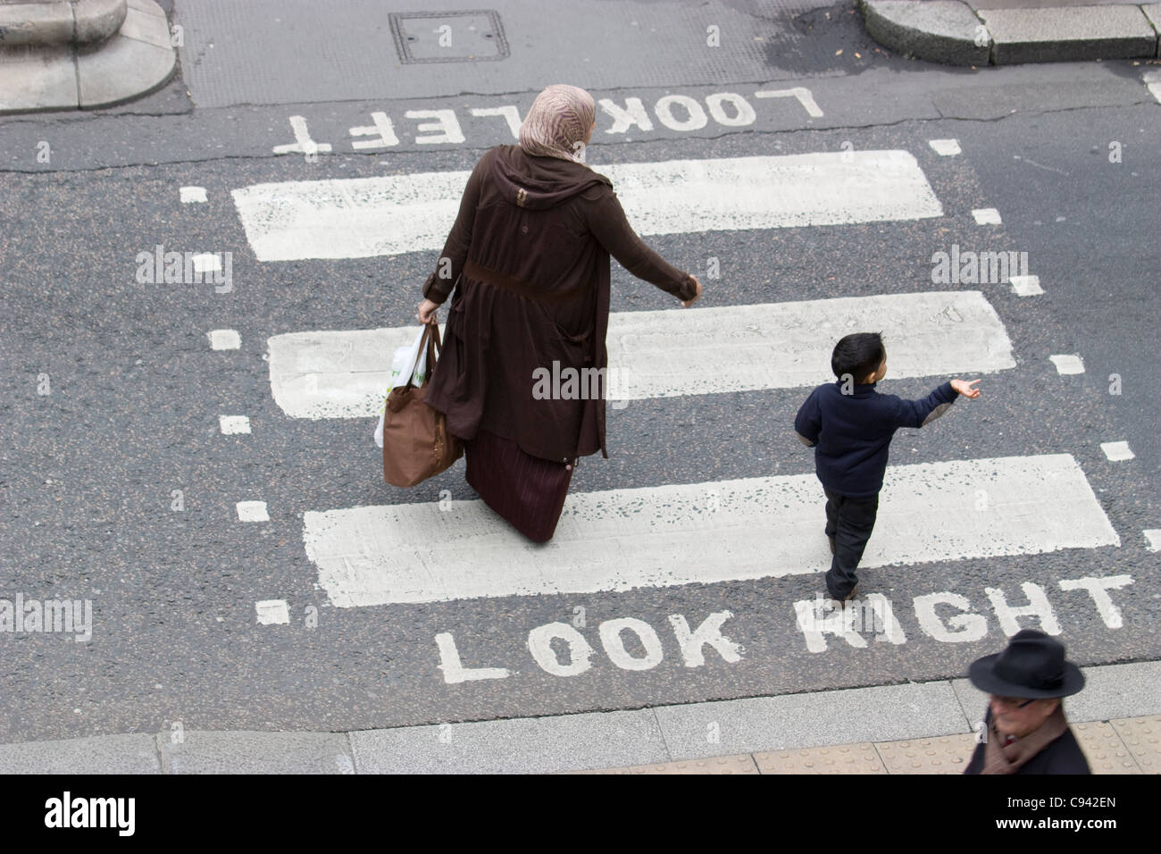 Pedestrian crossing child hi-res stock photography and images - Alamy