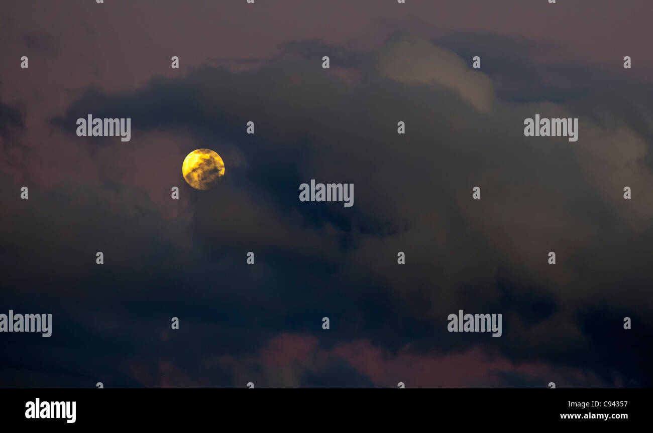 Full moon with clouds and night sky hi-res stock photography and images ...