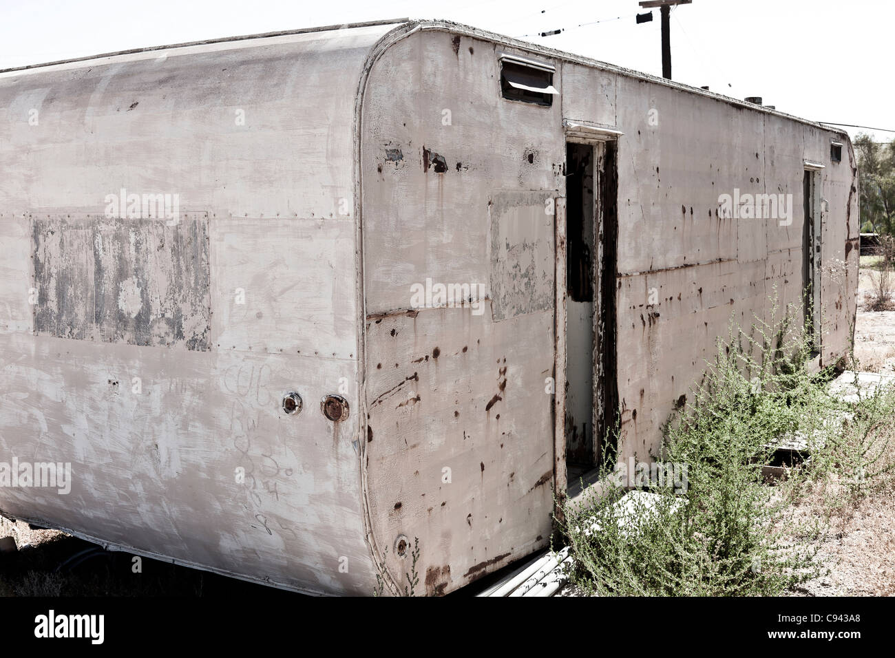 Old run down abandoned trailer hi-res stock photography and images - Alamy