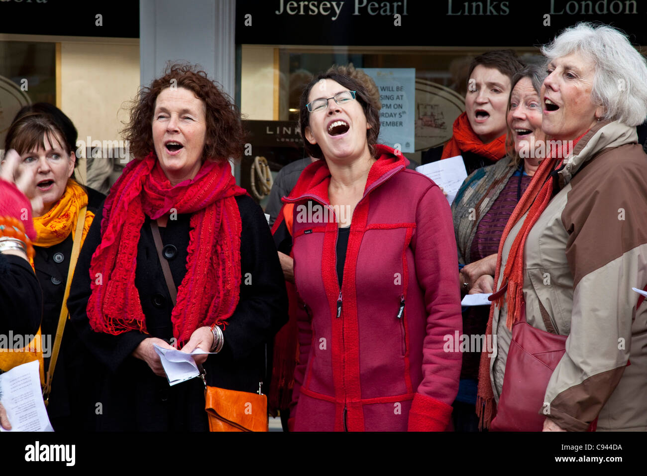 Street singers hi-res stock photography and images - Alamy