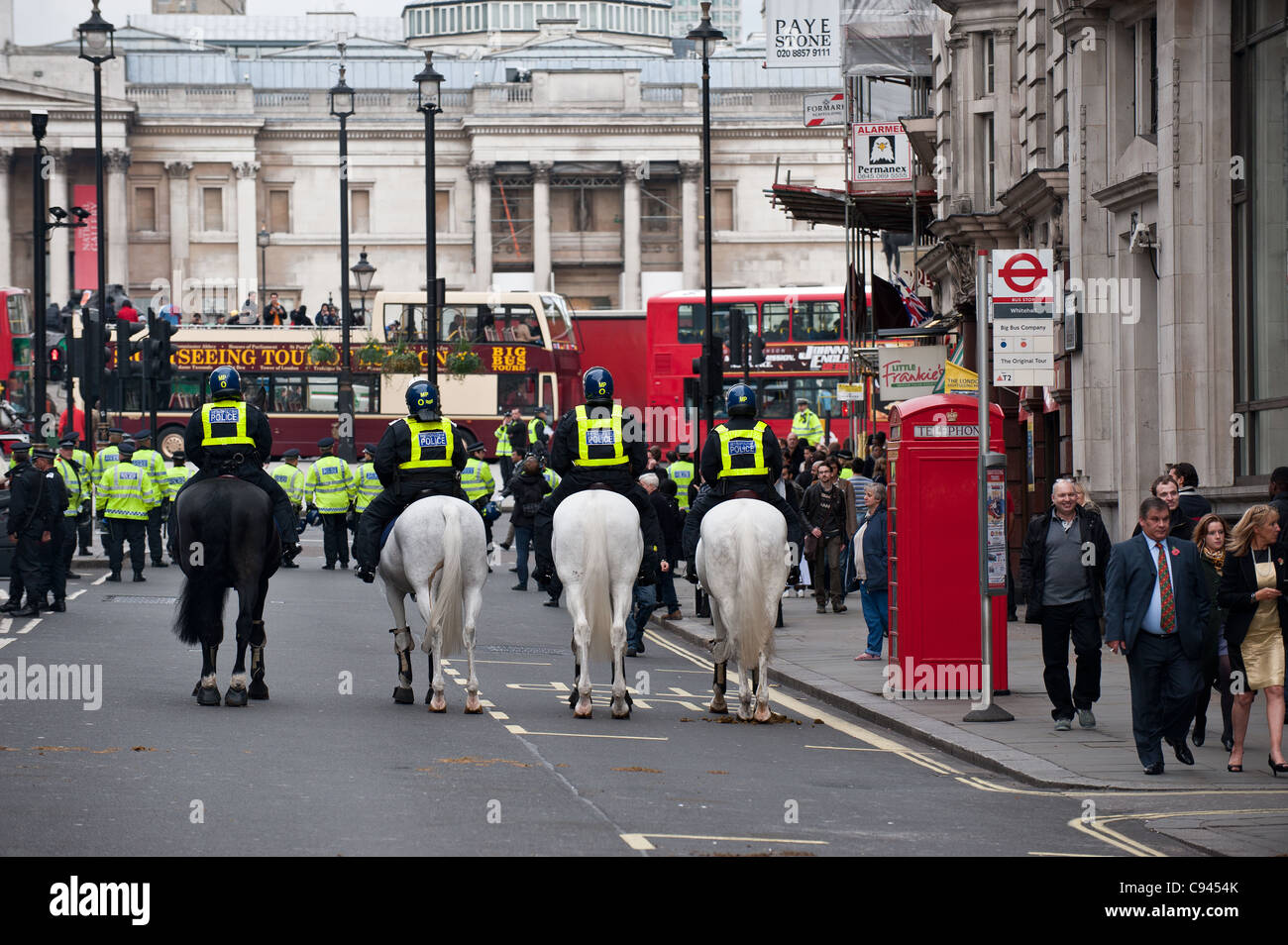 Metropolitan mounted police on duty in London Stock Photo - Alamy
