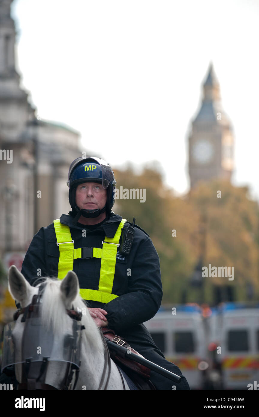 A Metropolitan Mounted Police Officer on duty in London Stock Photo - Alamy
