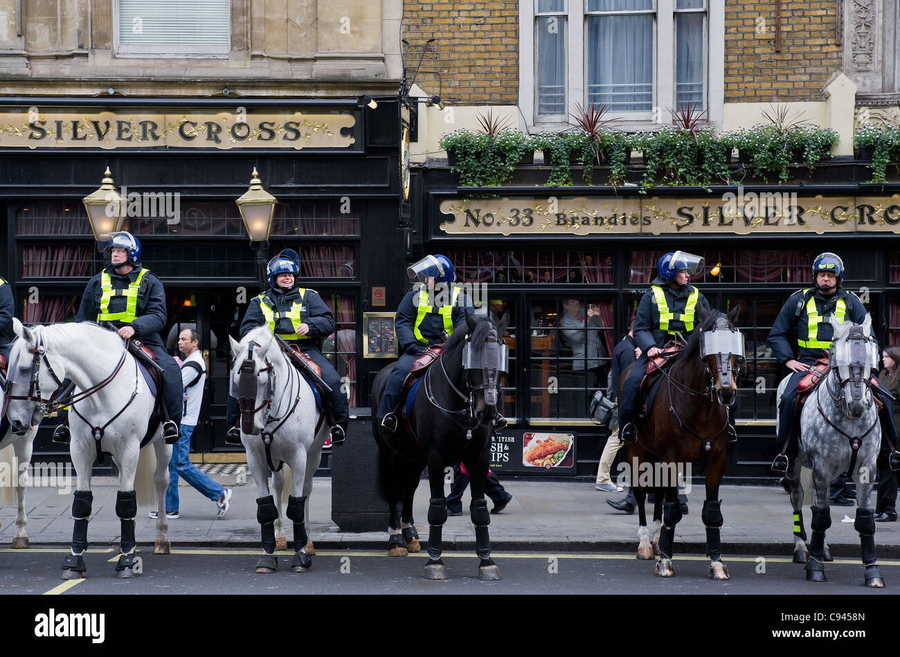 Metropolitan police in riot gear hi-res stock photography and images ...