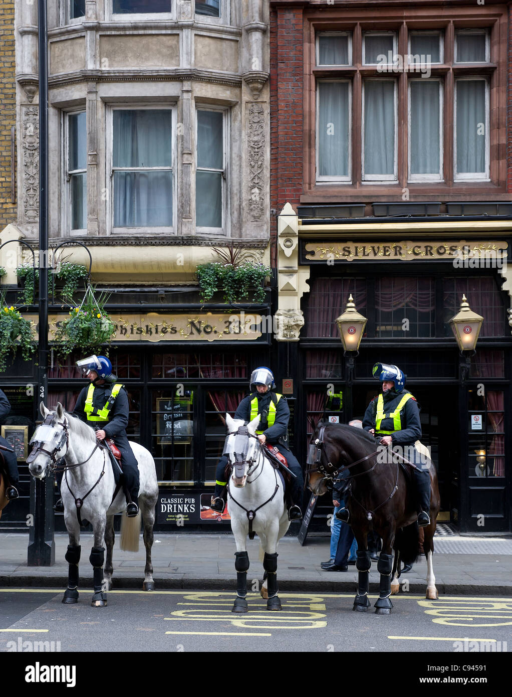 Metropolitan mounted police officers london hi-res stock photography ...