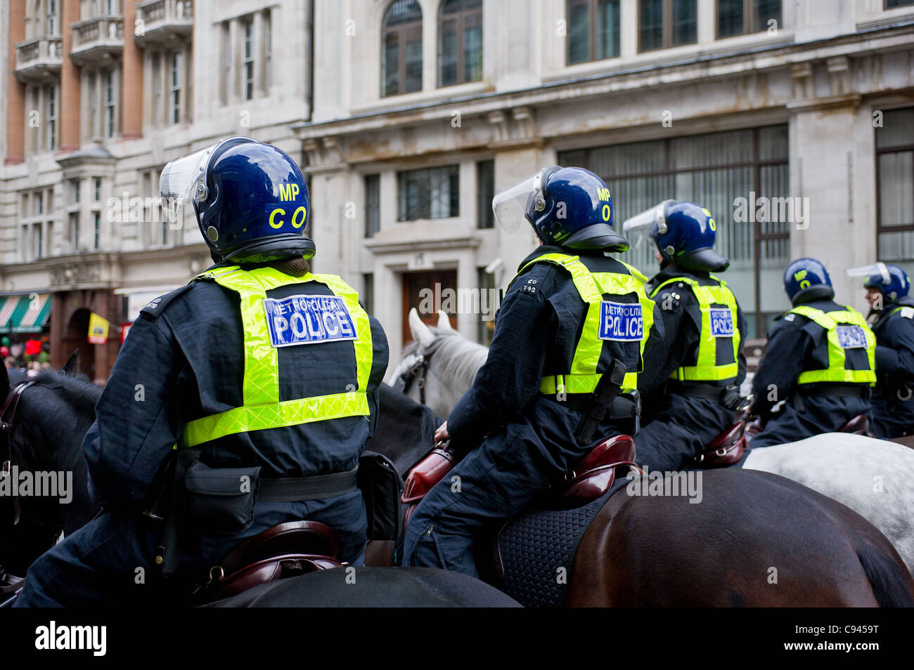 Metropolitan police in riot gear hi-res stock photography and images ...