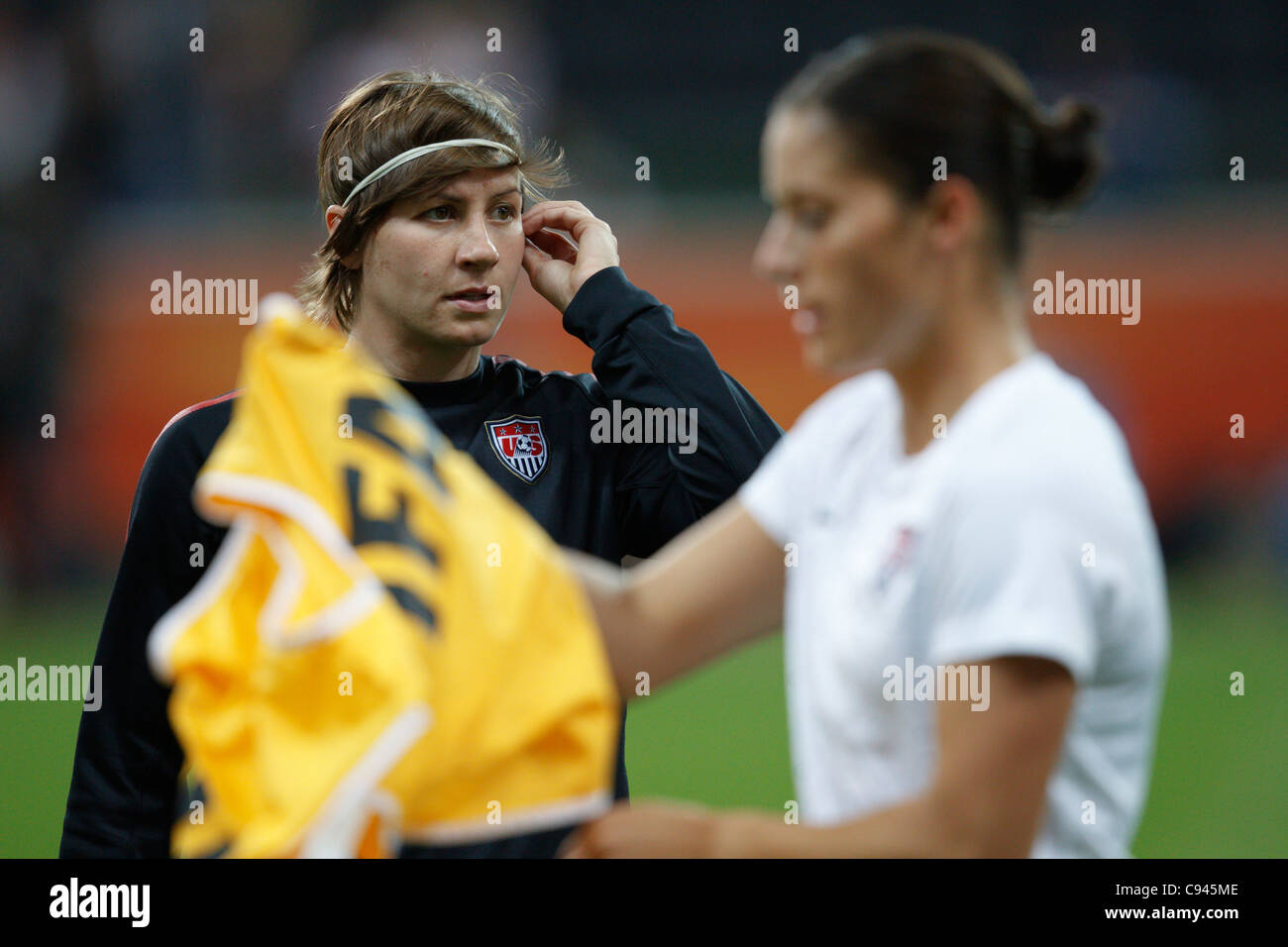 Defender soccer player hi-res stock photography and images - Alamy