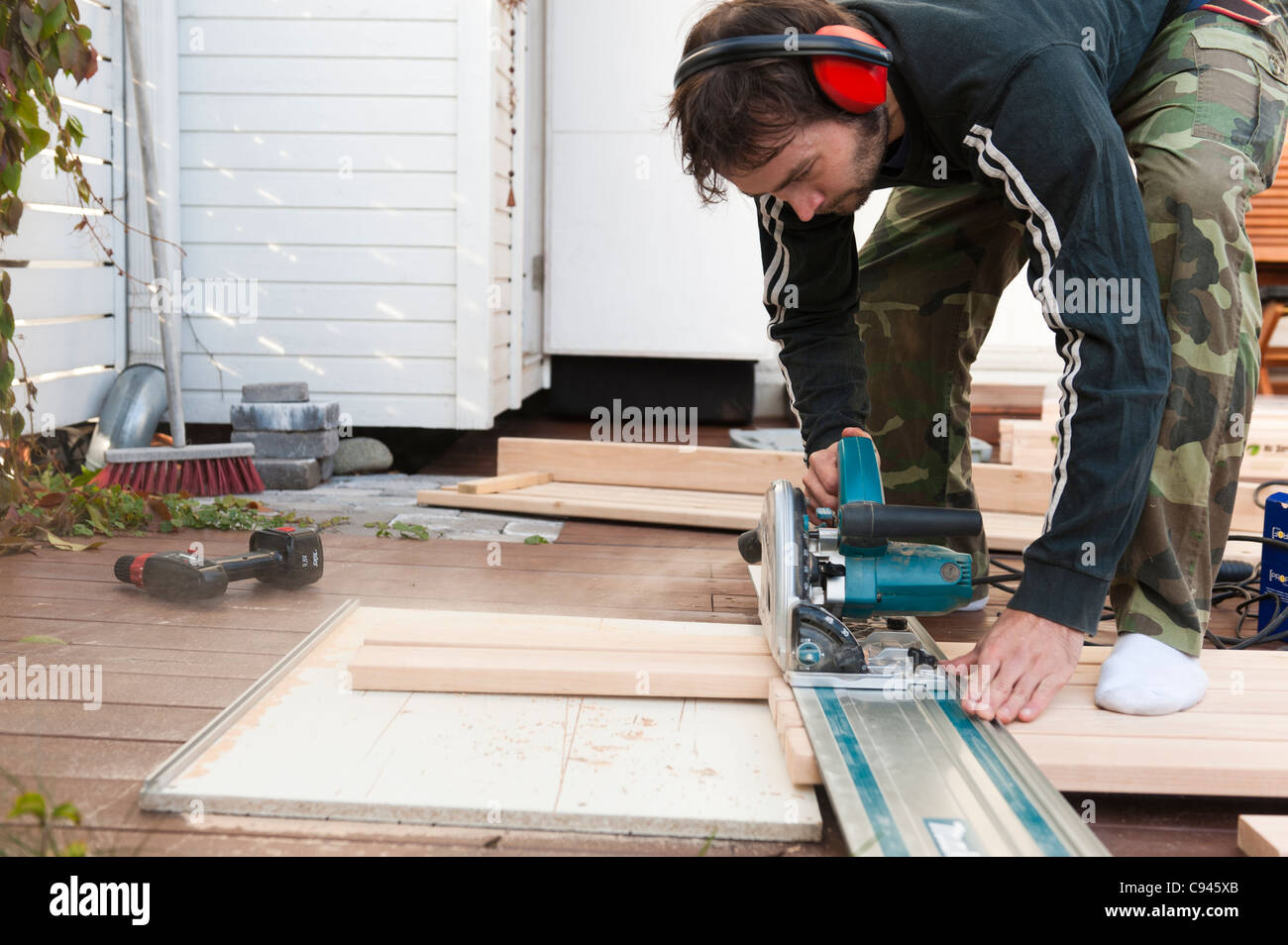 Carpenter sawing wood with a circular saw Stock Photo - Alamy