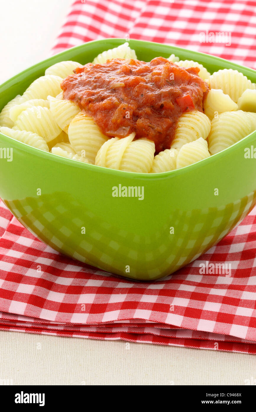 Big pasta shells hi-res stock photography and images - Alamy