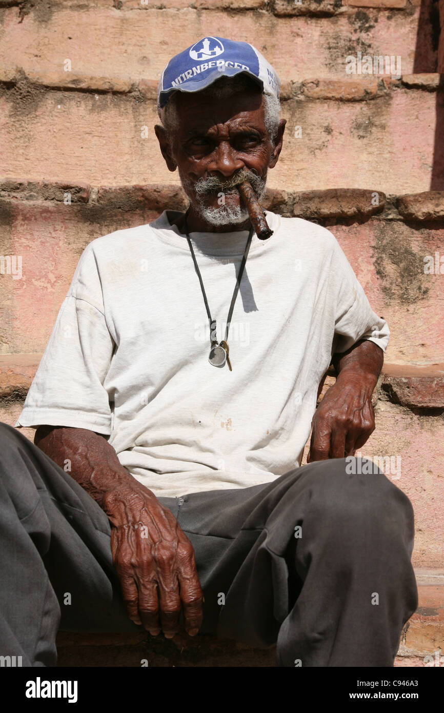 Cuban man old cuban man cigar smoker cigar hi-res stock photography and ...