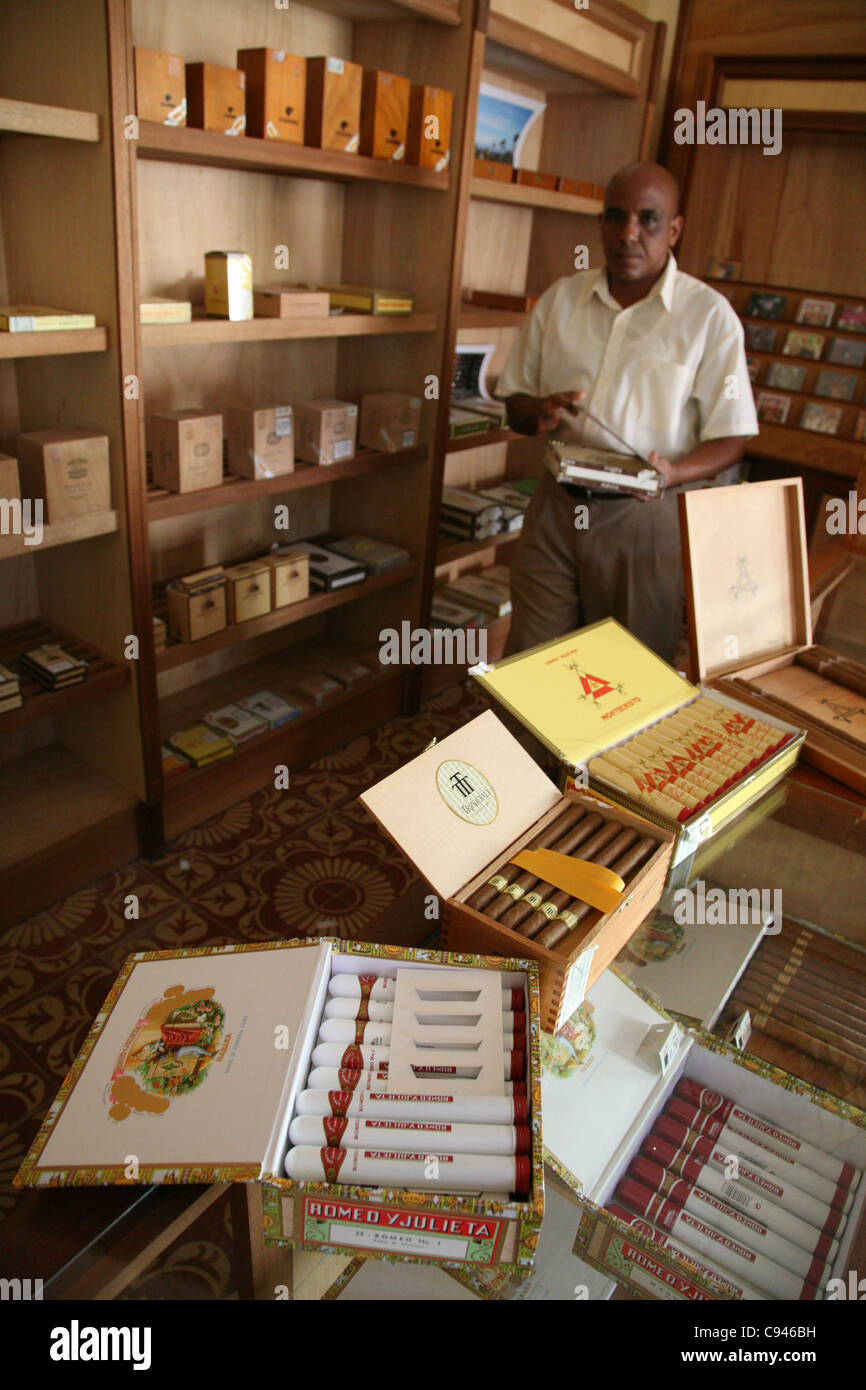 Cuba sancti spiritus shop store hi-res stock photography and images - Alamy