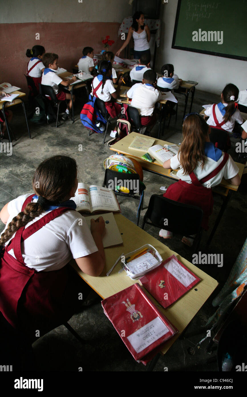Cuba school children in classroom hi-res stock photography and images ...