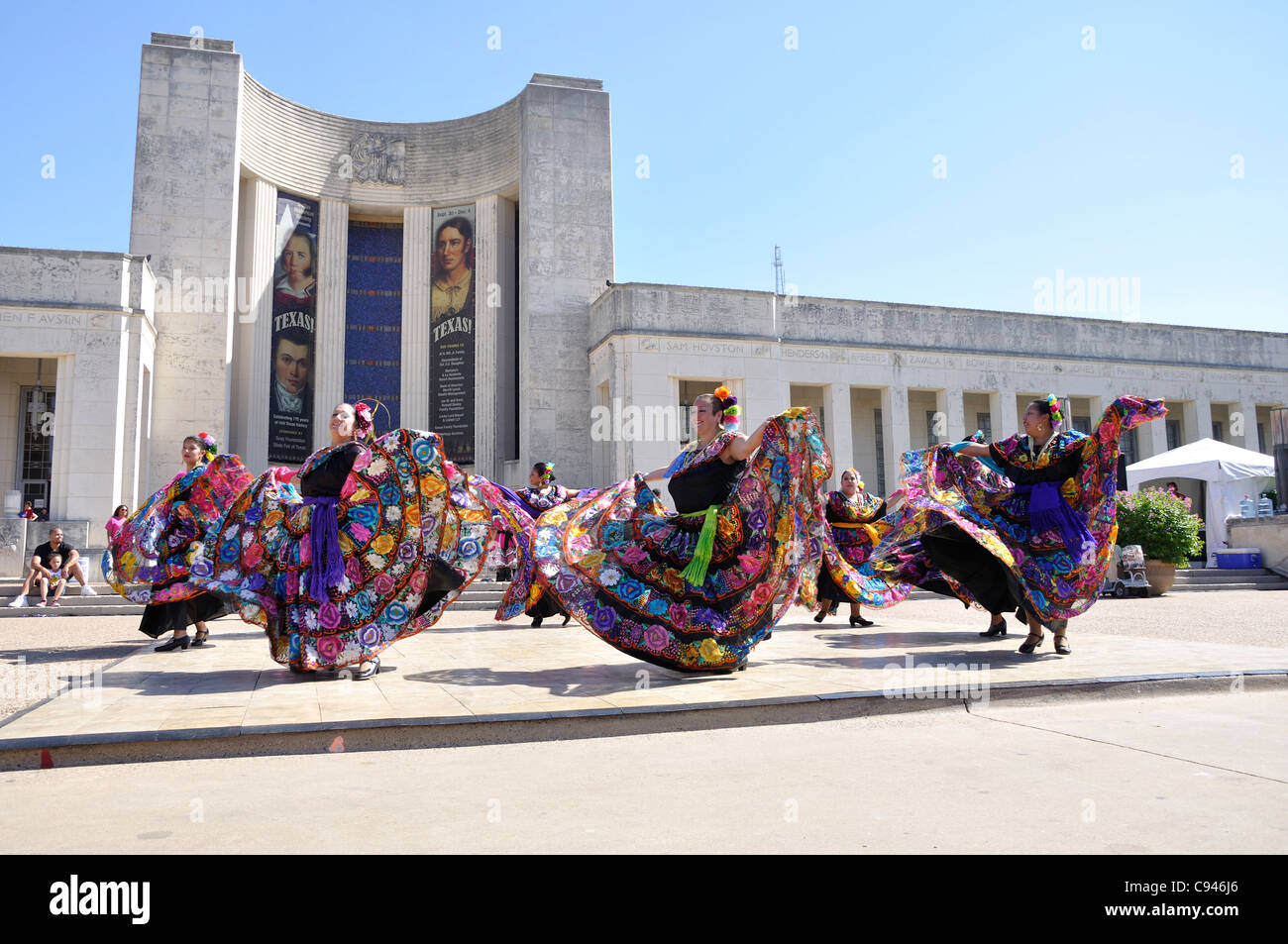 Mexican traditional dancing Stock Photo - Alamy