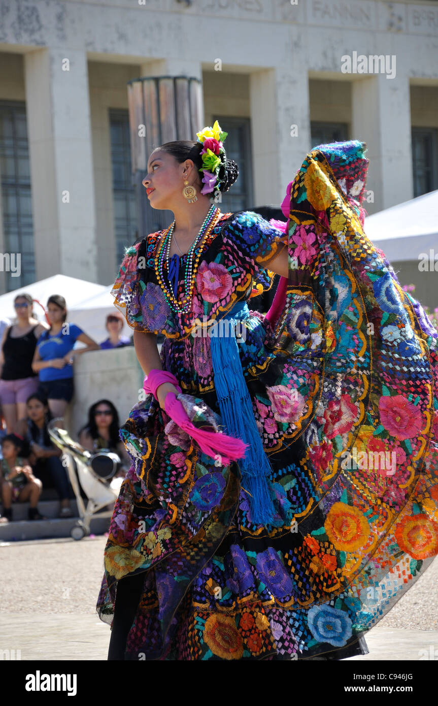Mexican traditional dancing Stock Photo - Alamy