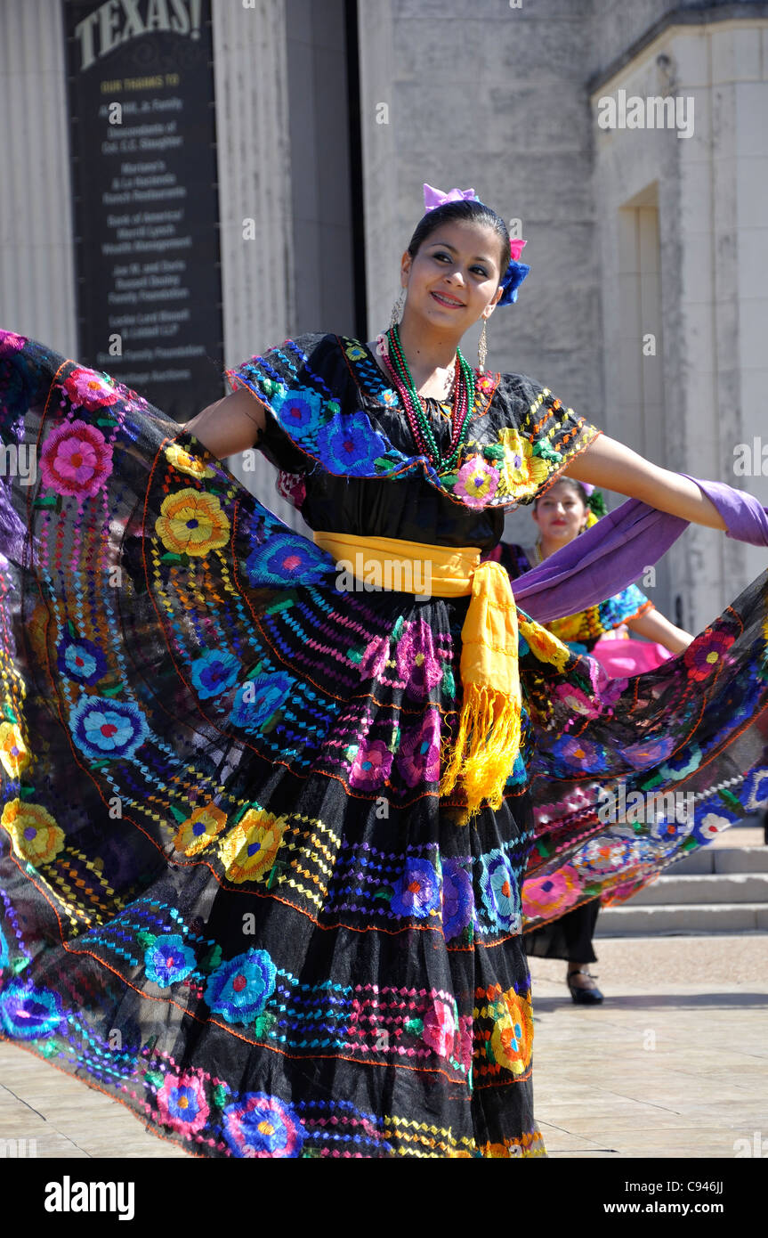 Mexican traditional dancing Stock Photo - Alamy