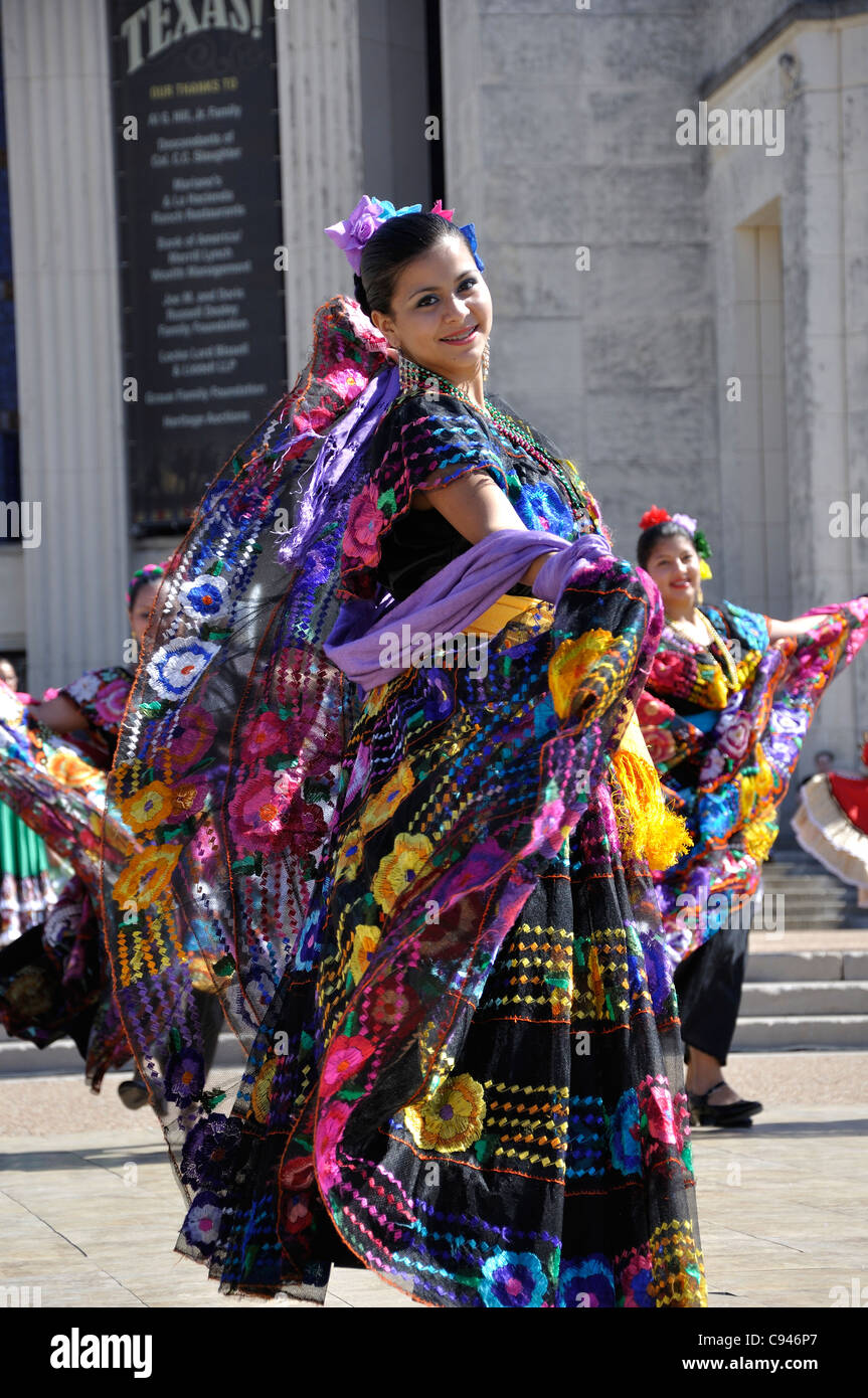 Mexican traditional dancing Stock Photo - Alamy