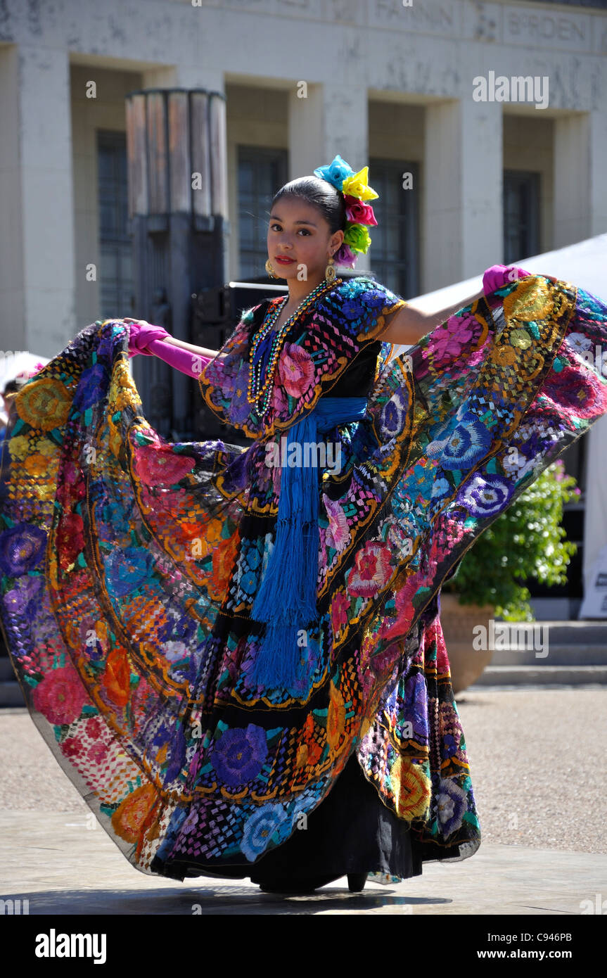 Mexican traditional dancing Stock Photo - Alamy