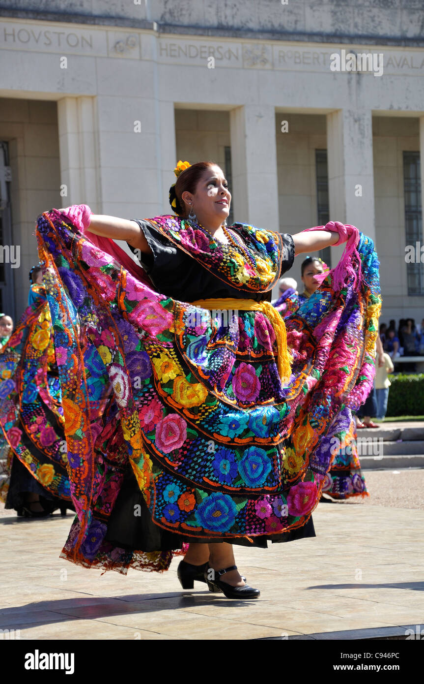 Mexican traditional dancing Stock Photo - Alamy