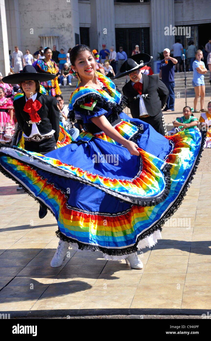 Mexican traditional dancing Stock Photo - Alamy