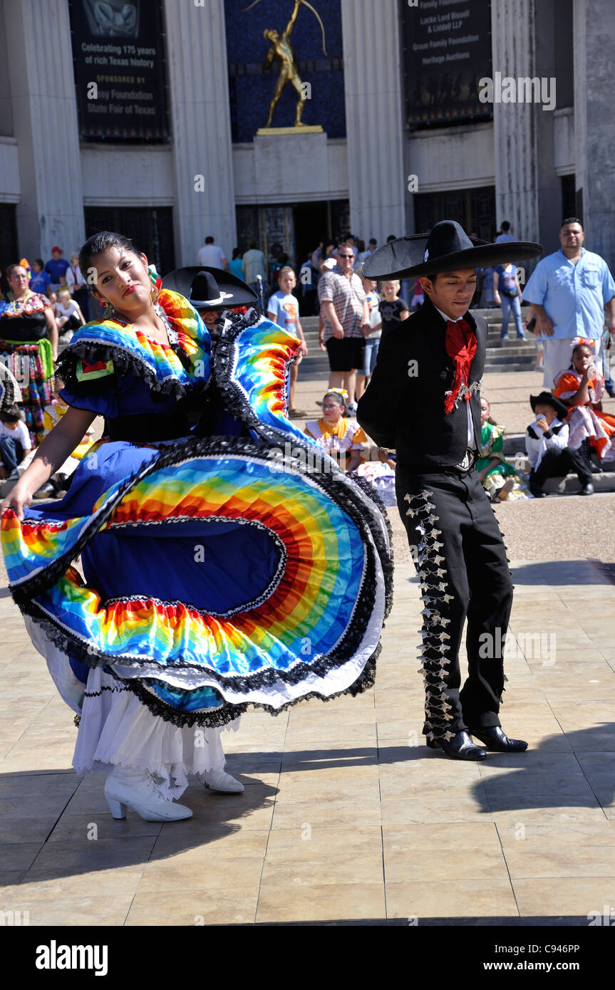 Mexican traditional dancing Stock Photo - Alamy